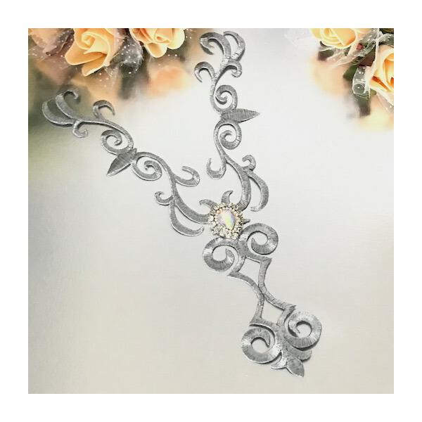 アイロン接着できるシルバーのストーン付きネックライン形のワッペンモチーフになります。新体操、社交ダンス、バトントワリング、レオタード、ベリーダンス、フィギュアスケート、バレエ衣装、ドレス、服飾、ステージ衣装、ハンドメイド材料などにお使いいた...