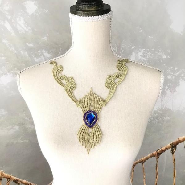 ゴールドの豪華なラインストーン付きネックラインレースモチーフになります。アクセントのセンターパーツは、雫形のオリジナルデザインで、いろいろな衣装やドレスに合わせやすいのが魅力です。新体操、社交ダンス、バトントワリング、レオタード、ベリーダン...