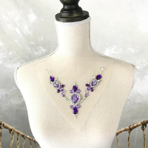 チュール生地がベースの、とても豪華なネックラインのラインストーンモチーフです。新体操、社交ダンス、バトントワリング、レオタード、ベリーダンス、フィギュアスケート、バレエ衣装、ドレス、服飾、ステージ衣装、手作り制作などにお使いいただけます。サ...