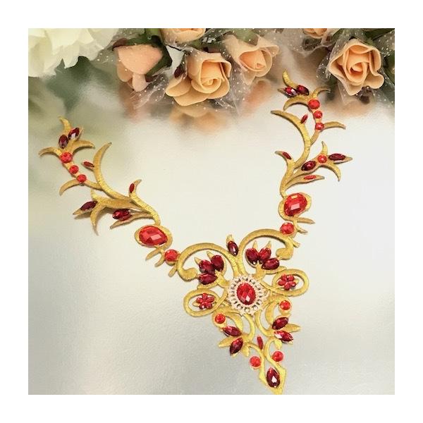 アイロン接着できるレッドのラインストーン付き刺繍ワッペンモチーフになります。新体操、社交ダンス、バトントワリング、レオタード、ベリーダンス、フィギュアスケート、バレエ衣装、ドレス、ステージ衣装、ハンドメイド材料などにお使いいただけます。アイ...