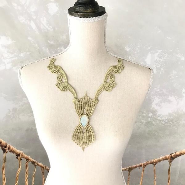 ゴールドの豪華なラインストーン付きネックラインレースモチーフになります。アクセントのセンターパーツは、雫形のオリジナルデザインで、いろいろな衣装やドレスに合わせやすいのが魅力です。新体操、社交ダンス、バトントワリング、レオタード、ベリーダン...