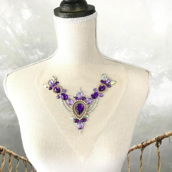 チュール生地がベースの、とても豪華なネックラインのラインストーンモチーフです。新体操、社交ダンス、バトントワリング、レオタード、ベリーダンス、フィギュアスケート、バレエ衣装、ドレス、服飾、ステージ衣装、手作り制作などにお使いいただけます。サ...