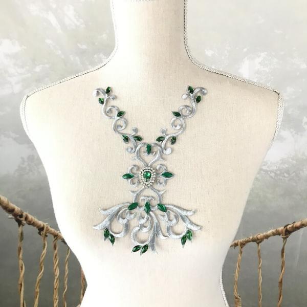 アイロン接着できるグリーンのアクリルストーン付きネックラインワッペンモチーフです。ワンピース、新体操、社交ダンス、バトントワリング、レオタード、ベリーダンス、フィギュアスケート、バレエ衣装、ドレス、服飾、ステージ衣装、舞台衣装、ハンドメイド...