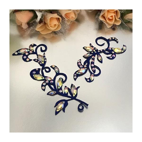 ラインストーン付きブルーの刺繍ワッペンモチーフセットです。新体操、社交ダンス、バトントワリング、レオタード、ベリーダンス、フィギュアスケート、バレエ衣装、ドレス、ステージ衣装、手作り制作などにお使いいただけます。手縫い、ボンドとアイロンで貼...