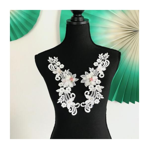 お花のパールとストーン付き刺繍モチーフです。新体操、社交ダンス、バトントワリング、レオタード、ベリーダンス、フィギュアスケート、バレエ衣装、ドレス、服飾、ステージ衣装、ハンドメイド材料などにお使いいただけます。サイズ：H26cm W8cmカ...