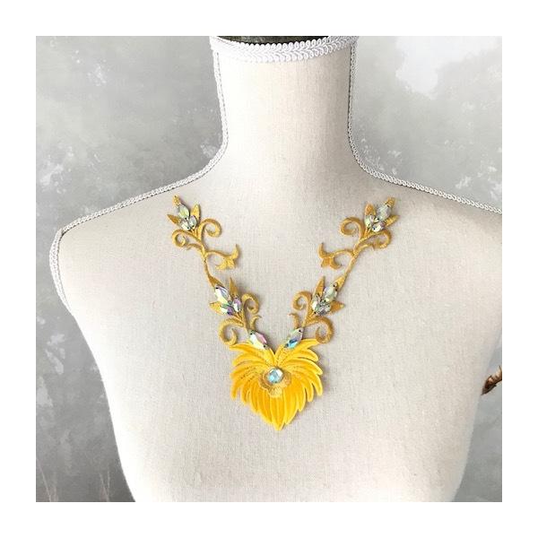 アイロン接着できるゴールドのストーン付きネックライン形のワッペンモチーフになります。新体操、社交ダンス、バトントワリング、レオタード、ベリーダンス、フィギュアスケート、バレエ衣装、ドレス、服飾、ステージ衣装、ハンドメイド材料などにお使いいた...