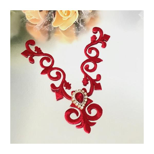 アイロン接着できるレッドのストーン付きネックライン形のワッペンモチーフになります。新体操、社交ダンス、バトントワリング、レオタード、ベリーダンス、フィギュアスケート、バレエ衣装、ドレス、服飾、ステージ衣装、ハンドメイド材料などにお使いいただ...