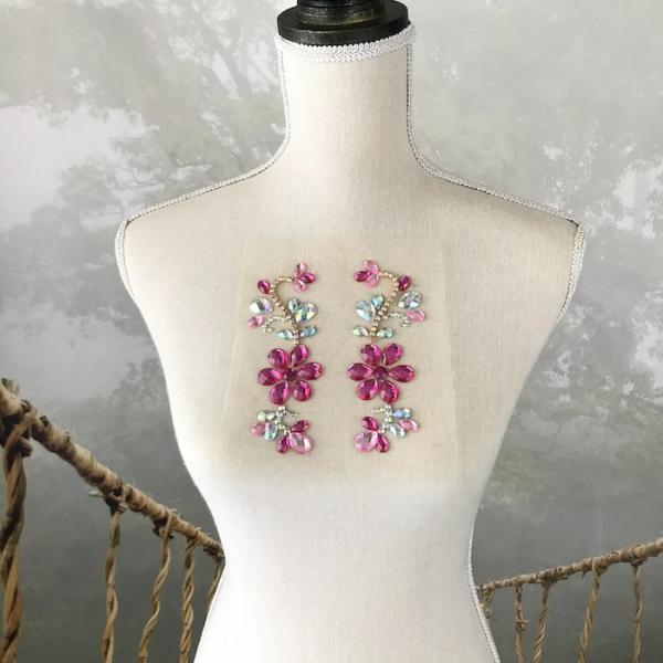 チュール生地がベースの、とても豪華なラインストーンモチーフです。新体操、社交ダンス、バトントワリング、レオタード、ベリーダンス、フィギュアスケート、バレエ衣装、ドレス、服飾、ステージ衣装、手作り制作などにお使いいただけます。サイズ：H14c...