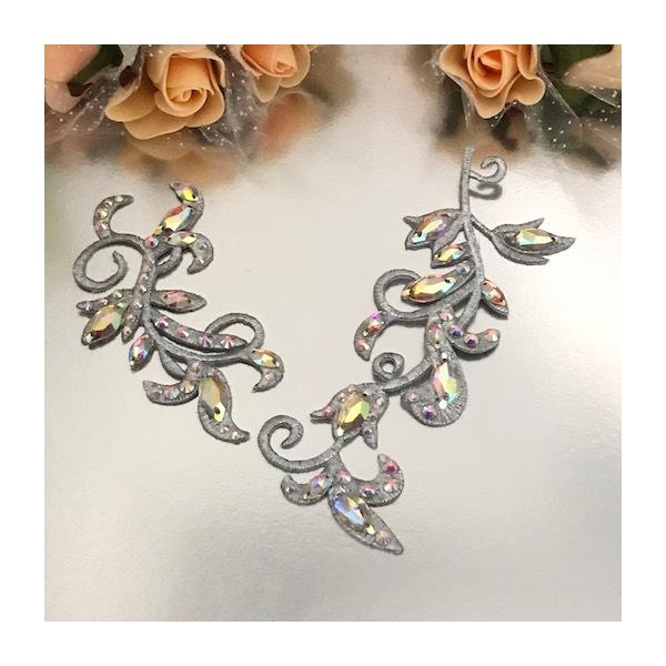 ラインストーン付きシルバーの刺繍ワッペンモチーフセットです。新体操、社交ダンス、バトントワリング、レオタード、ベリーダンス、フィギュアスケート、バレエ衣装、ドレス、ステージ衣装、手作り制作などにお使いいただけます。手縫い、ボンドとアイロンで...