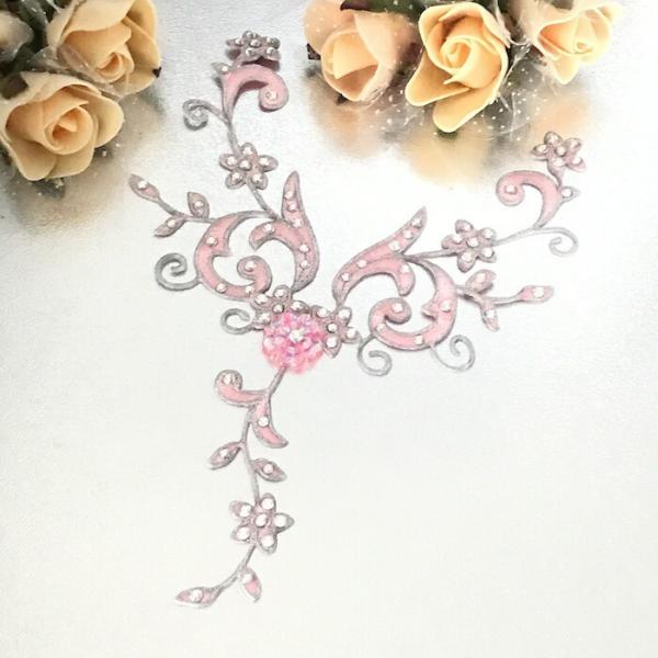 アイロン接着用ラインストーン付きネックラインモチーフになります。新体操、社交ダンス、バトントワリング、レオタード、ベリーダンス、フィギュアスケート、バレエ衣装、ドレス、服飾、ステージ衣装、ハンドメイド材料などにお使いいただけます。サイズ：H...