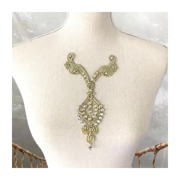 ゴールドのロイヤルラインストーン付きモチーフになります。シンプルなドレス、新体操、社交ダンス、バトントワリング、レオタード、チアダンス、フィギュアスケート、バレエ衣装、ステージ衣装、ハンドメイド制作に使用すると綺麗です。サイズ：H19cm ...