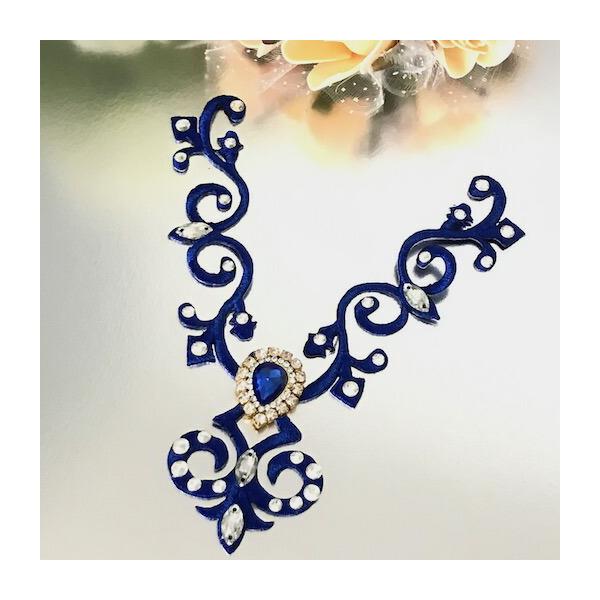 アイロン接着できるブルーのストーン付きネックライン形のワッペンモチーフになります。新体操、社交ダンス、バトントワリング、レオタード、ベリーダンス、フィギュアスケート、バレエ衣装、ドレス、服飾、ステージ衣装、ハンドメイド材料などにお使いいただ...