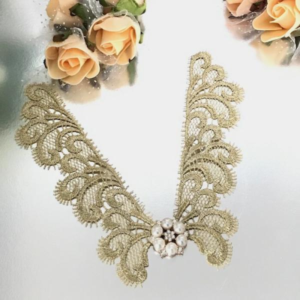 ゴールドのストーン付きネックラインレースモチーフになります。新体操、社交ダンス、バトントワリング、レオタード、ベリーダンス、フィギュアスケート、バレエ衣装、ドレス、服飾、ステージ衣装、ハンドメイド材料などにお使いいただけます。サイズ：H17...