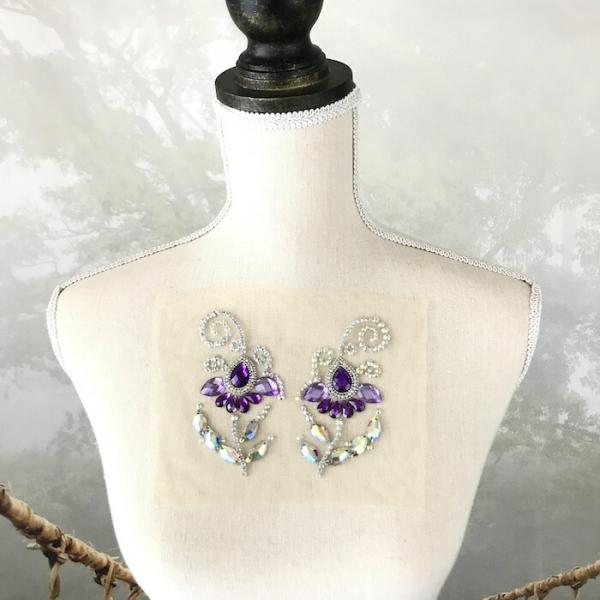 チュール生地がベースの、とても豪華なラインストーンモチーフです。新体操、社交ダンス、バトントワリング、レオタード、ベリーダンス、フィギュアスケート、バレエ衣装、ドレス、服飾、ステージ衣装、手作り制作などにお使いいただけます。サイズ：H11....