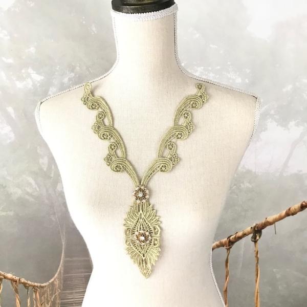 ゴールドのラインストーン装飾付きネックモチーフになります。シンプルなドレス、新体操、社交ダンス、バトントワリング、レオタード、チアダンス、フィギュアスケート、バレエ衣装、ステージ衣装、ハンドメイド制作に使用すると綺麗です。サイズ：H33cm...