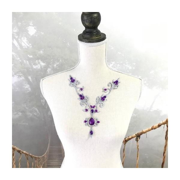 アイロン接着できるシルバーのストーン付きネックライン形のワッペンモチーフになります。新体操、社交ダンス、バトントワリング、レオタード、ベリーダンス、フィギュアスケート、バレエ衣装、服飾、ステージ衣装、手作り制作などにお使いいただけます。アイ...