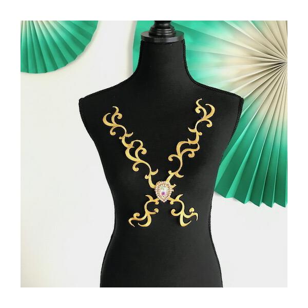 アイロン接着できるゴールドのストーン付きネックライン形のワッペンモチーフになります。新体操、社交ダンス、バトントワリング、レオタード、ベリーダンス、フィギュアスケート、バレエ衣装、ドレス、服飾、ステージ衣装、ハンドメイド材料などにお使いいた...