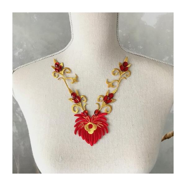 アイロン接着できるゴールドのストーン付きネックライン形のワッペンモチーフになります。新体操、社交ダンス、バトントワリング、レオタード、ベリーダンス、フィギュアスケート、バレエ衣装、ドレス、服飾、ステージ衣装、ハンドメイド材料などにお使いいた...