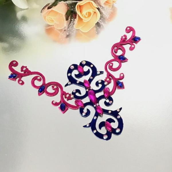 アイロン接着できるストーン付きネックライン形のワッペンモチーフになります。新体操、社交ダンス、バトントワリング、レオタード、ベリーダンス、フィギュアスケート、バレエ衣装、ドレス、服飾、ステージ衣装、ハンドメイド材料などにお使いいただけます。...