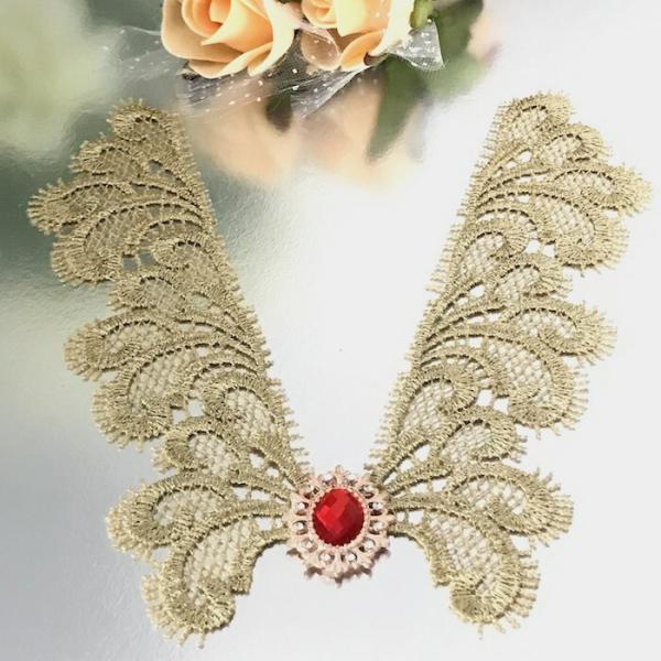 ゴールドのストーン付きネックラインレースモチーフになります。新体操、社交ダンス、バトントワリング、レオタード、ベリーダンス、フィギュアスケート、バレエ衣装、ドレス、服飾、ステージ衣装、ハンドメイド材料などにお使いいただけます。サイズ：H17...