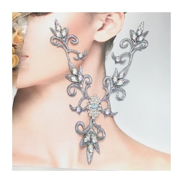 アイロン接着できるシルバーのストーン付きネックライン形のワッペンモチーフになります。新体操、社交ダンス、バトントワリング、レオタード、ベリーダンス、フィギュアスケート、バレエ衣装、服飾、ステージ衣装、手作り制作などにお使いいただけます。アイ...