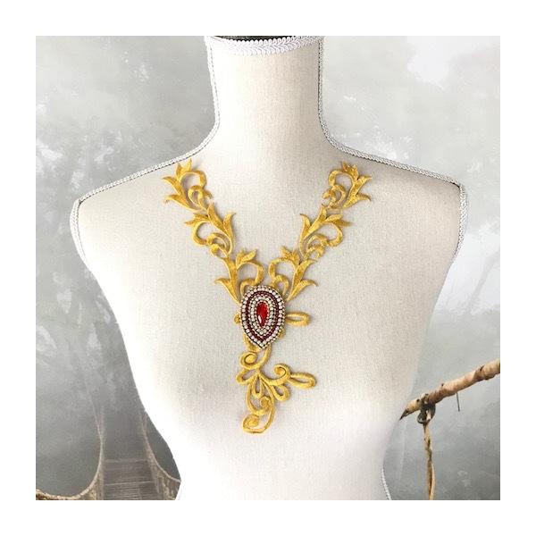 アイロン接着できるゴールドのストーン付きネックライン形のワッペンモチーフになります。新体操、社交ダンス、バトントワリング、レオタード、ベリーダンス、フィギュアスケート、バレエ衣装、ドレス、服飾、ステージ衣装、ハンドメイド材料などにお使いいた...