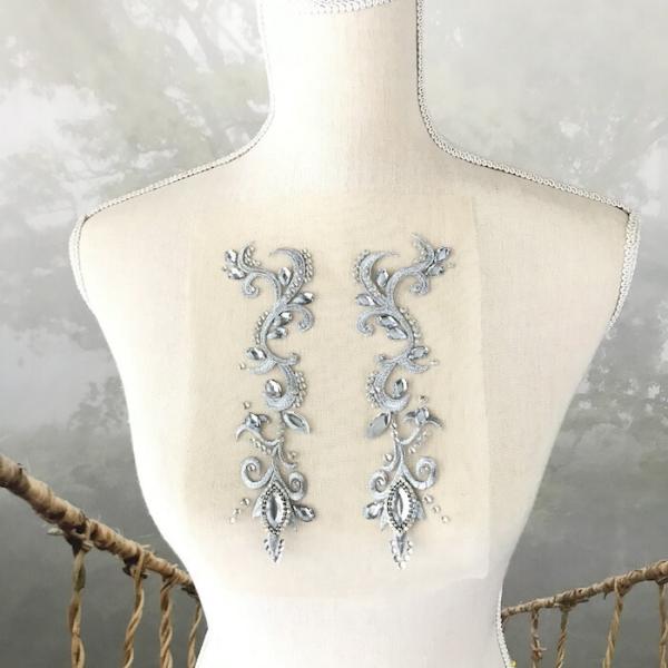 チュール生地がベースのストーン付きモチーフです。アクセントのセンターパーツは、雫形のオリジナルデザインで、いろいろな衣装やドレスに合わせやすいのが魅力です。新体操、社交ダンス、バトントワリング、レオタード、ベリーダンス、フィギュアスケート、...