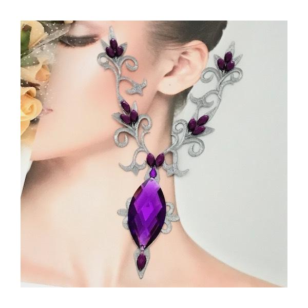 アイロン接着できるシルバーのストーン付きネックライン形のワッペンモチーフになります。新体操、社交ダンス、バトントワリング、レオタード、ベリーダンス、フィギュアスケート、バレエ衣装、服飾、ステージ衣装、手作り制作などにお使いいただけます。アイ...