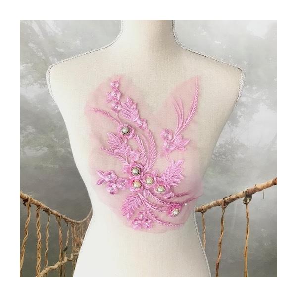 お花のストーン付きのチュールモチーフです。新体操、社交ダンス、バトントワリング、レオタード、ベリーダンス、フィギュアスケート、バレエ、ドレス、ステージ衣装、ハンドメイド材料などにお使いいただけます。サイズ：H33cm W19cmカラー：ピン...