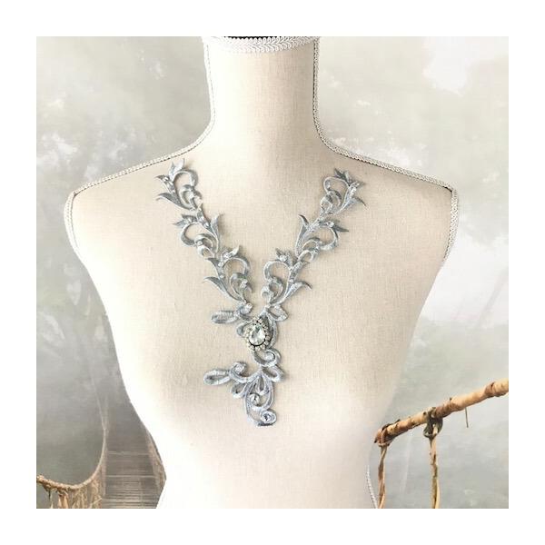 アイロン接着できるシルバーのストーン付きネックライン形のワッペンモチーフになります。新体操、社交ダンス、バトントワリング、レオタード、ベリーダンス、フィギュアスケート、バレエ衣装、ドレス、服飾、ステージ衣装、ハンドメイド材料などにお使いいた...