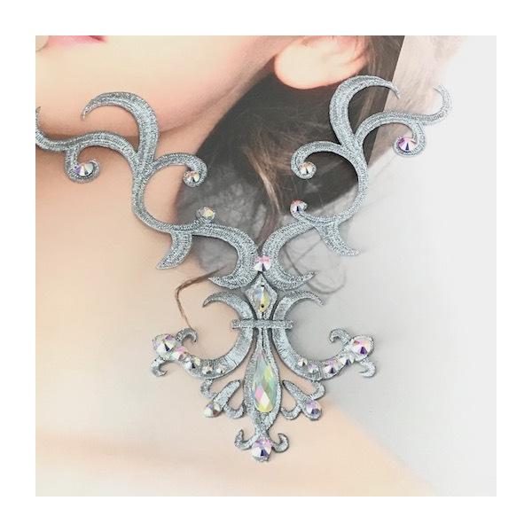 アイロン接着できるシルバーのラインストーン付き刺繍ワッペンモチーフになります。新体操、社交ダンス、バトントワリング、レオタード、ベリーダンス、フィギュアスケート、バレエ衣装、ドレス、ステージ衣装、手作り制作などにお使いいただけます。アイロン...