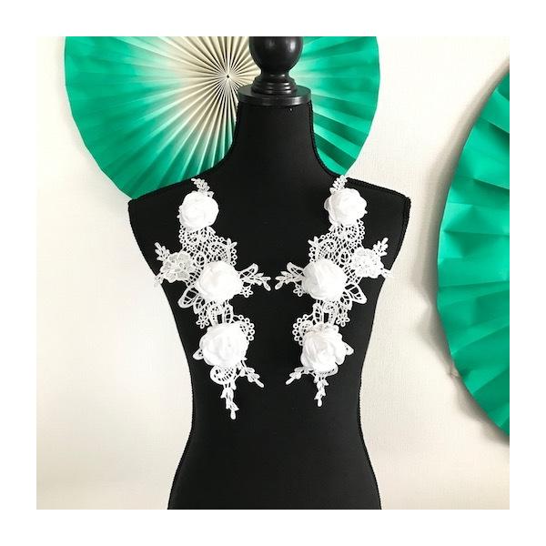 立体的なお花付きのレースモチーフです。新体操、社交ダンス、バトントワリング、レオタード、ベリーダンス、フィギュアスケート、バレエ衣装、ドレス、ステージ衣装、ハンドメイド材料などにお使いいただけます。サイズ：H33cm W14cmカラー：ホワ...