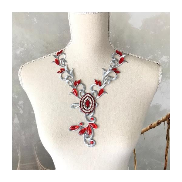 アイロン接着できるシルバーのストーン付きネックライン形のワッペンモチーフになります。新体操、社交ダンス、バトントワリング、レオタード、ベリーダンス、フィギュアスケート、バレエ衣装、ドレス、服飾、ステージ衣装、ハンドメイド材料などにお使いいた...