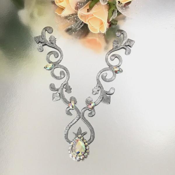 アイロン接着できるストーン付きネックラインワッペンモチーフです。アクセントのセンターパーツは、雫形のオリジナルデザインで、いろいろな衣装やドレスに合わせやすいのが魅力です。ワンピース、新体操、社交ダンス、バトントワリング、レオタード、ベリー...