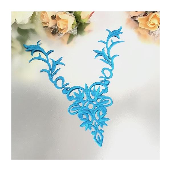 エレガントなターコイズブルーのネックライン形のワッペンモチーフです。新体操、バレエ衣装、レオタード、バトントワリング 、ドレス、ステージ衣装などに飾り付けるモチーフです。レオタードなどの好きな位置に、好きなデザインで貼り付けて、スパンコール...