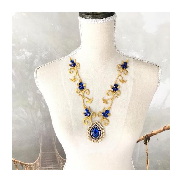 ストーンが美しいゴールドのネックラインモチーフです。新体操、社交ダンス、バトントワリング、レオタード、ベリーダンス、フィギュアスケート、バレエ衣装、ドレス、服飾、ステージ衣装、手作り制作などにお使いいただけます。サイズ：H24cm W16c...