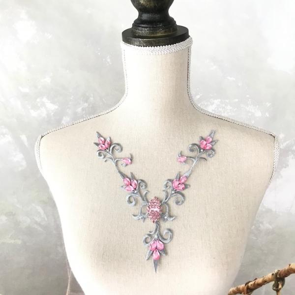 アイロン接着できるピンクのアクリルストーン付きネックラインワッペンモチーフです。ワンピース、新体操、社交ダンス、バトントワリング、レオタード、ベリーダンス、フィギュアスケート、バレエ衣装、ドレス、服飾、ステージ衣装、舞台衣装、ハンドメイド材...