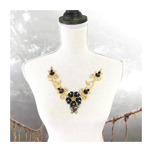 アイロン接着できるゴールドのラインストーン付き刺繍ワッペンモチーフになります。新体操、社交ダンス、バトントワリング、レオタード、ベリーダンス、フィギュアスケート、バレエ衣装、ドレス、ステージ衣装、ハンドメイド材料などにお使いいただけます。ア...