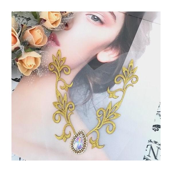 ストーンが美しく輝いています♪チュールにABオーロラのストーンペンダントとゴールドのアップリケを施したネックラインモチーフになります。美しいラインできれいなシルエットを実現！ラインストーンを付けるのが苦手な方にも便利です。社交ダンス、ベリー...