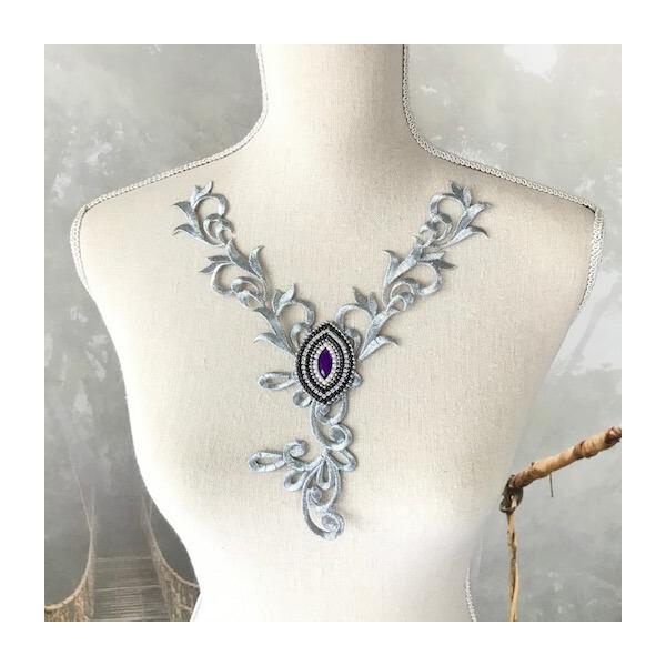 アイロン接着できるシルバーのストーン付きネックライン形のワッペンモチーフになります。新体操、社交ダンス、バトントワリング、レオタード、ベリーダンス、フィギュアスケート、バレエ衣装、ドレス、服飾、ステージ衣装、ハンドメイド材料などにお使いいた...