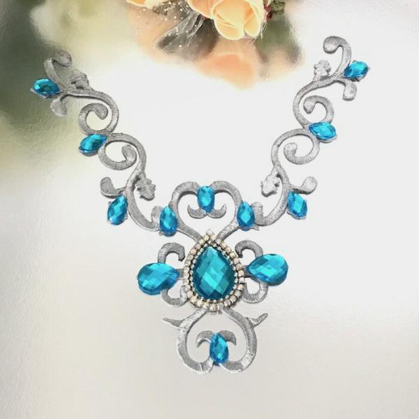 アイロン接着できるスカイブルーのアクリルストーン付きネックラインワッペンモチーフです。ワンピース、新体操、社交ダンス、バトントワリング、レオタード、ベリーダンス、フィギュアスケート、バレエ衣装、ドレス、服飾、ステージ衣装、舞台衣装、ハンドメ...