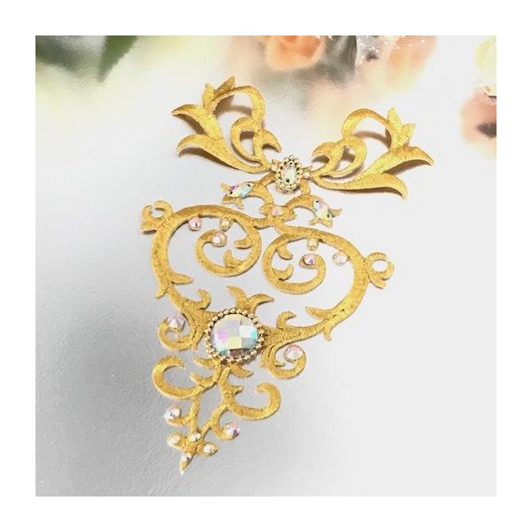 アイロン接着できるゴールドのラインストーン付き刺繍ワッペンモチーフになります。新体操、社交ダンス、バトントワリング、レオタード、ベリーダンス、フィギュアスケート、バレエ衣装、ドレス、ステージ衣装、ハンドメイド材料などにお使いいただけます。ア...