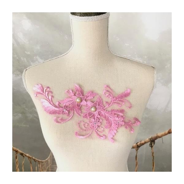 お花のストーン付きのチュールモチーフです。新体操、社交ダンス、バトントワリング、レオタード、ベリーダンス、フィギュアスケート、バレエ、ドレス、ステージ衣装、ハンドメイド材料などにお使いいただけます。サイズ：H28cm W14cmカラー：ピン...