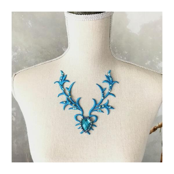 アイロン接着できるブルーのストーン付きネックライン形のワッペンモチーフになります。新体操、社交ダンス、バトントワリング、レオタード、ベリーダンス、フィギュアスケート、バレエ衣装、ドレス、服飾、ステージ衣装、ハンドメイド材料などにお使いいただ...