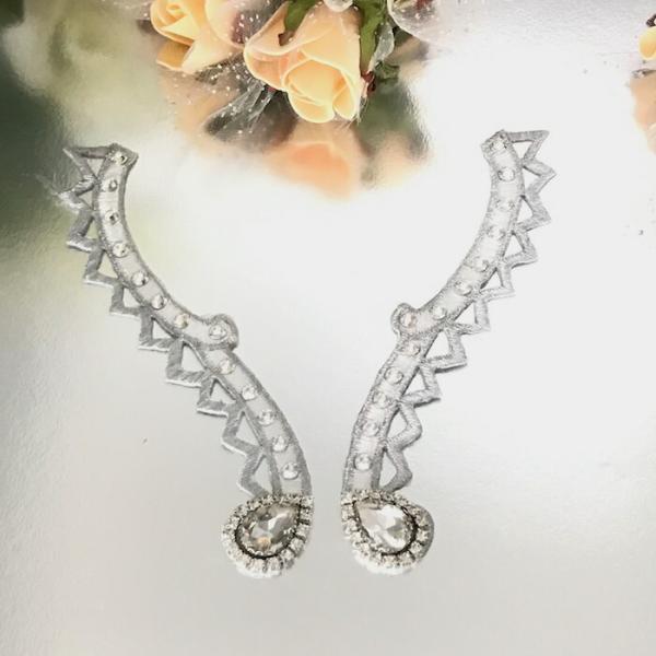 アイロン接着できるクリアストーン付きシルバーの刺繍モチーフセットです。アクセントのパーツは雫形のオリジナルデザインで、いろいろな衣装やドレスに合わせやすいのが魅力です。新体操、社交ダンス、バトントワリング、レオタード、ベリーダンス、フィギュ...