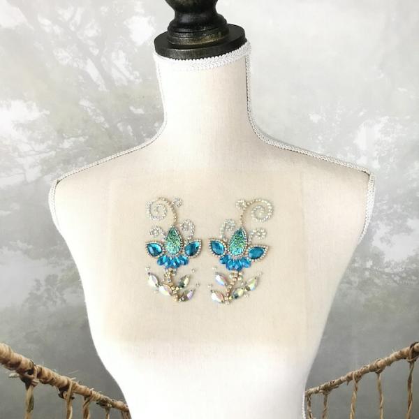 チュール生地がベースの、とても豪華なラインストーンモチーフです。新体操、社交ダンス、バトントワリング、レオタード、ベリーダンス、フィギュアスケート、バレエ衣装、ドレス、服飾、ステージ衣装、手作り制作などにお使いいただけます。サイズ：H11c...