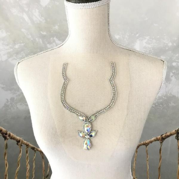 チュール生地がベースの、とても豪華なネックラインのラインストーンモチーフです。新体操、社交ダンス、バトントワリング、レオタード、ベリーダンス、フィギュアスケート、バレエ衣装、ドレス、服飾、ステージ衣装、手作り制作などにお使いいただけます。サ...