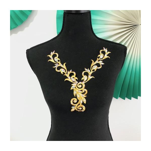 アイロン接着できるゴールドのラインストーン付き刺繍ワッペンモチーフになります。新体操、社交ダンス、バトントワリング、レオタード、ベリーダンス、フィギュアスケート、バレエ衣装、ドレス、ステージ衣装、ハンドメイド材料などにお使いいただけます。ア...