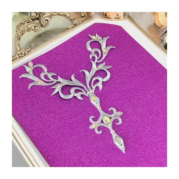 アイロン接着できるシルバーのラインストーン付き刺繍ワッペンモチーフになります。新体操、社交ダンス、バトントワリング、レオタード、ベリーダンス、フィギュアスケート、バレエ衣装、ドレス、ステージ衣装、ハンドメイド材料などにお使いいただけます。ア...