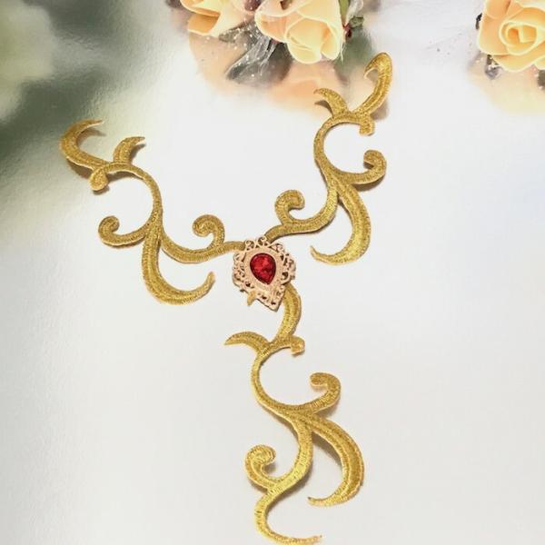 アイロン接着できるゴールドのストーン付きネックライン形のワッペンモチーフになります。新体操、社交ダンス、バトントワリング、レオタード、ベリーダンス、フィギュアスケート、バレエ衣装、ドレス、服飾、ステージ衣装、ハンドメイド材料などにお使いいた...